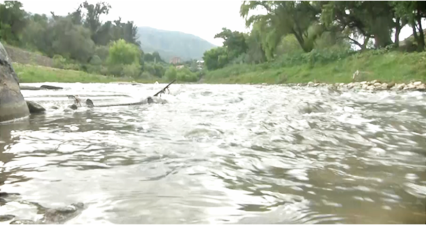 El caudal del “Río Rocha” vuelve a lucir aguas casi cristalinas