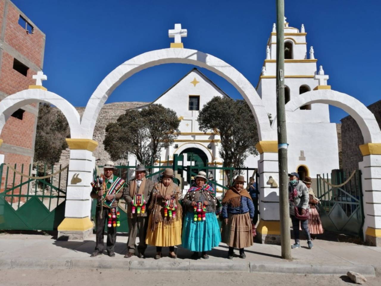 Pasantes de un preste decidieron pagar la luz de su pueblo en Oruro ...