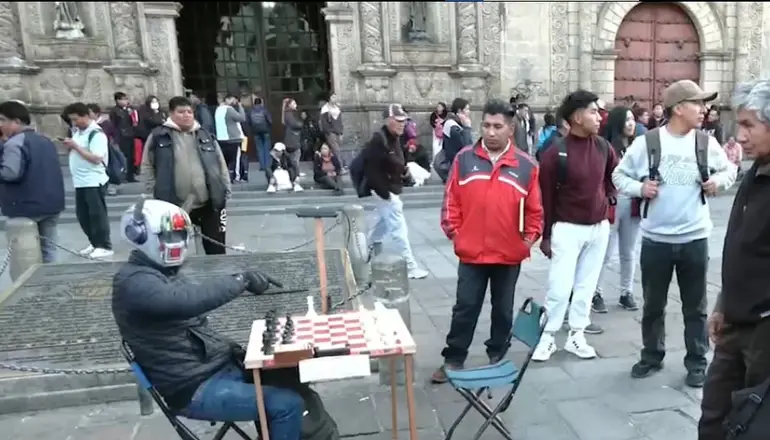 El robot que reta a los paceños a una partida de ajedrez – eju.tv